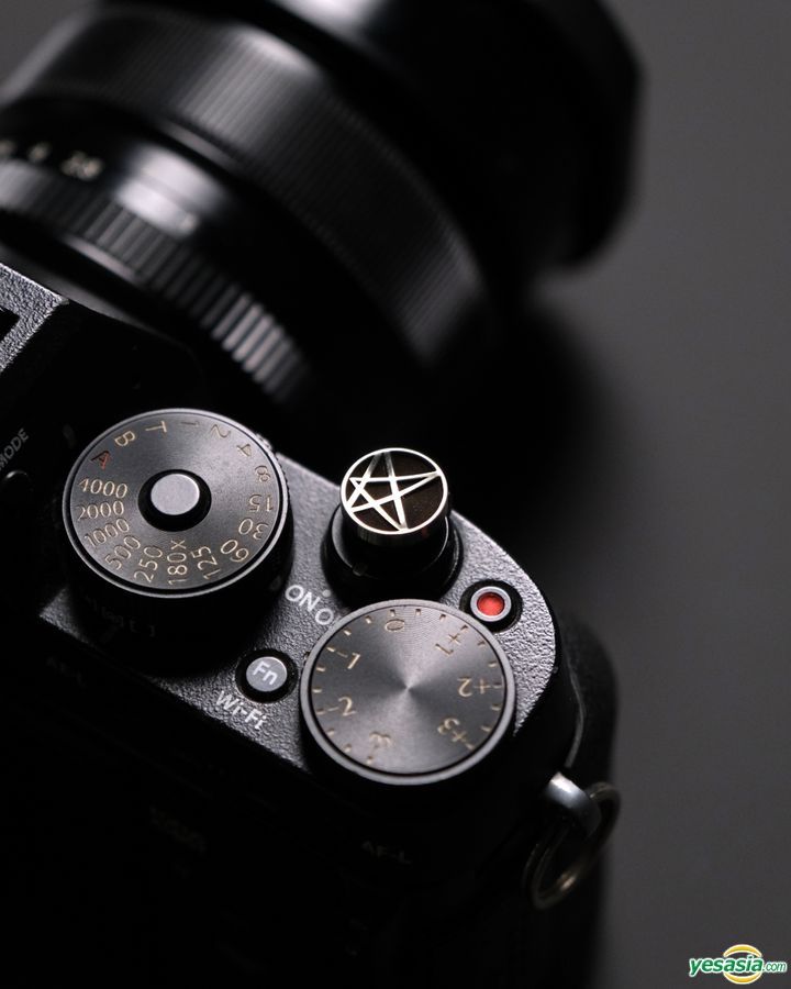 YESASIA : KOLOR 20周年紀念品 : Kolor Logo 快門鈕 男明星,組合,海報/寫真集,Celebrity Gifts ...